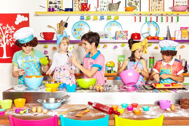 Gloob e Alphabeto lançam linha de brinquedos de Tem Criança na Cozinha